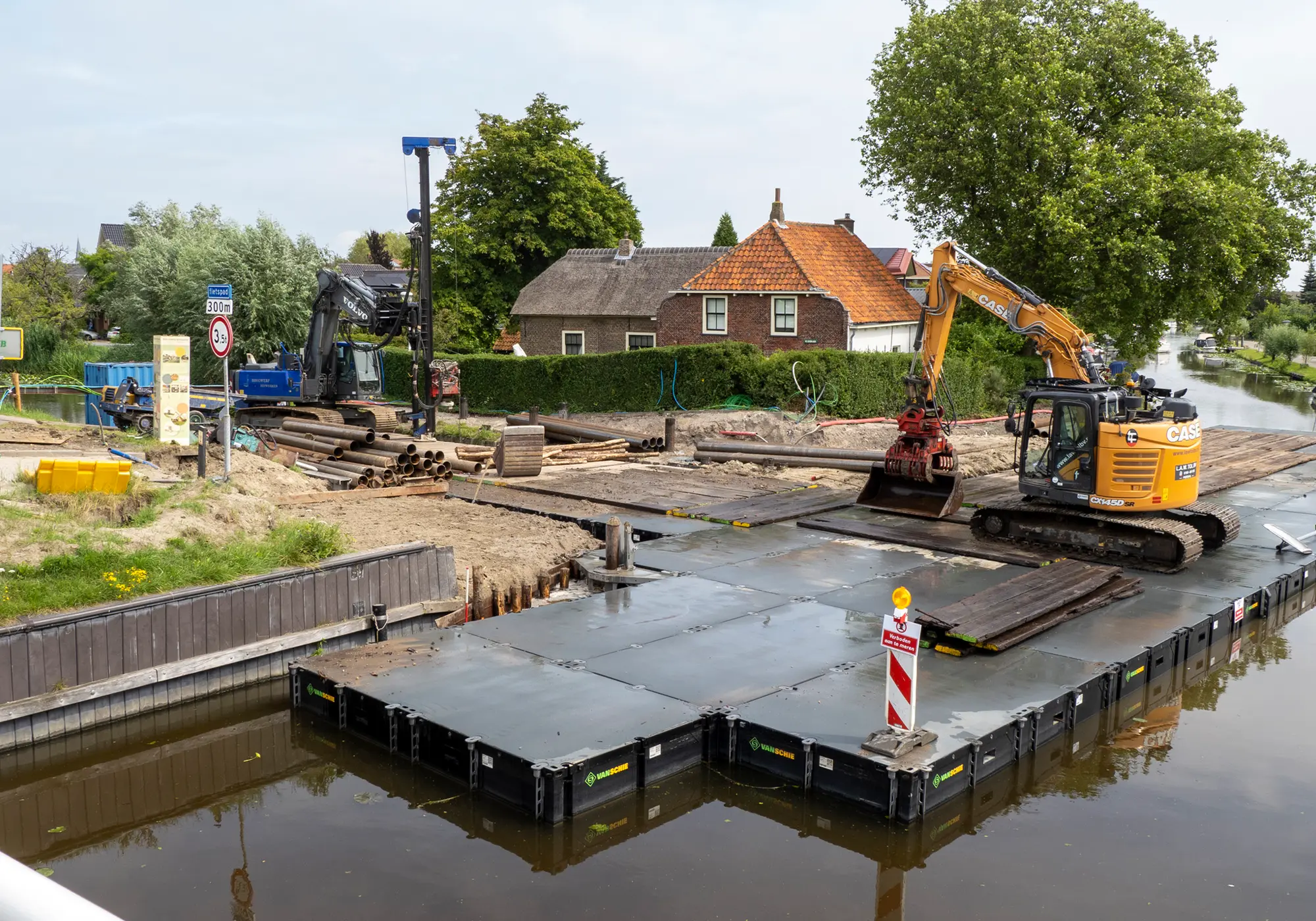 Vervanging van de kademuur en de brugconstructie – Hoolwerf Heiwerken